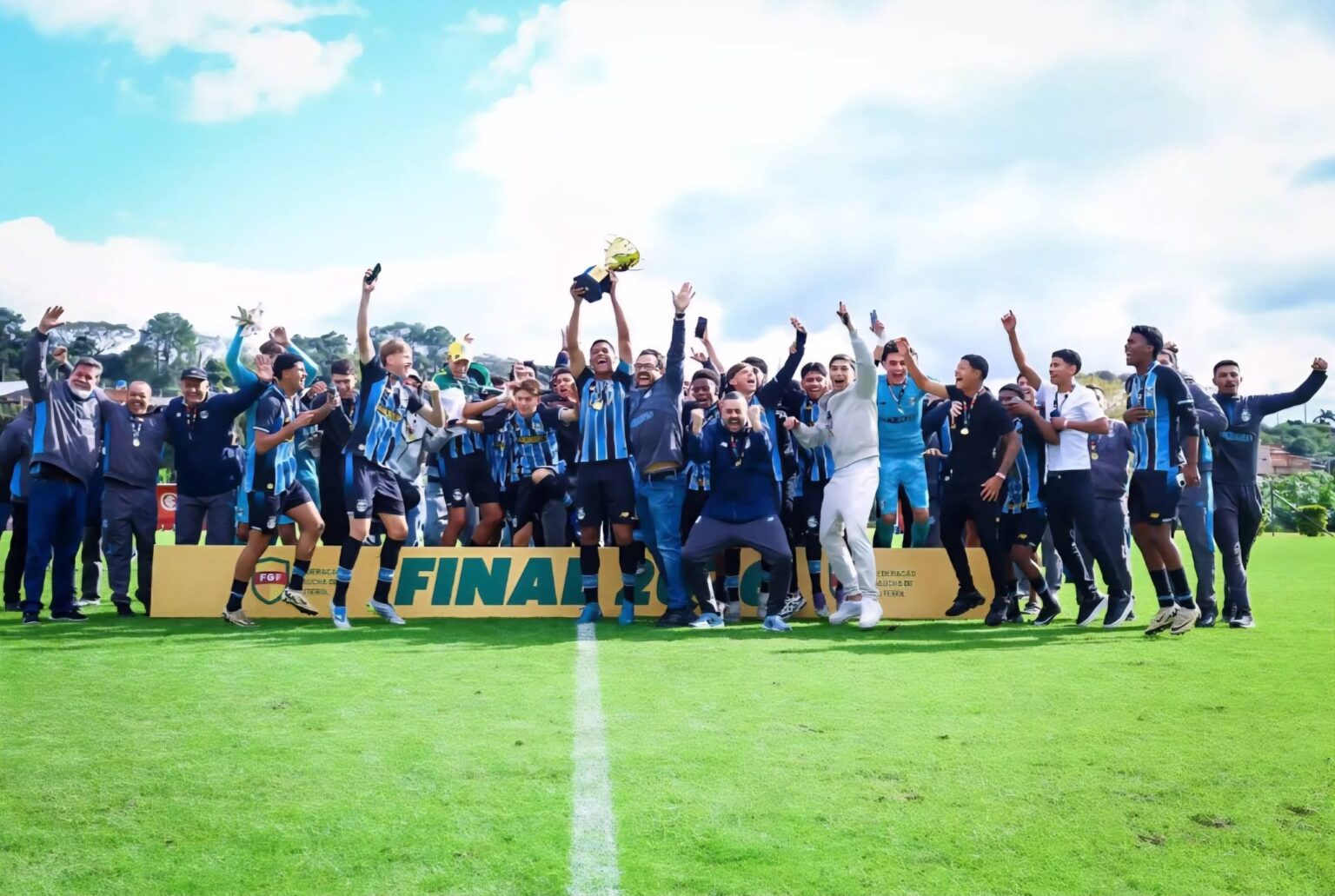 Grêmio vence o Inter nos pênaltis e é bicampeão Gaúcho Sub-17 – Jornal ...